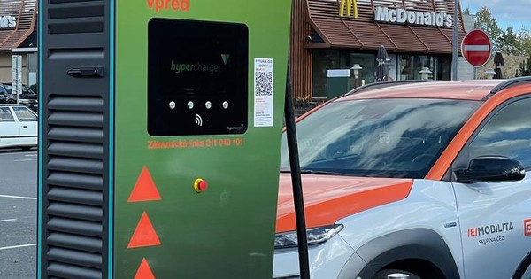 ČEZ zrychluje výstavbu veřejných dobíjecích stanic pro elektromobily o ...