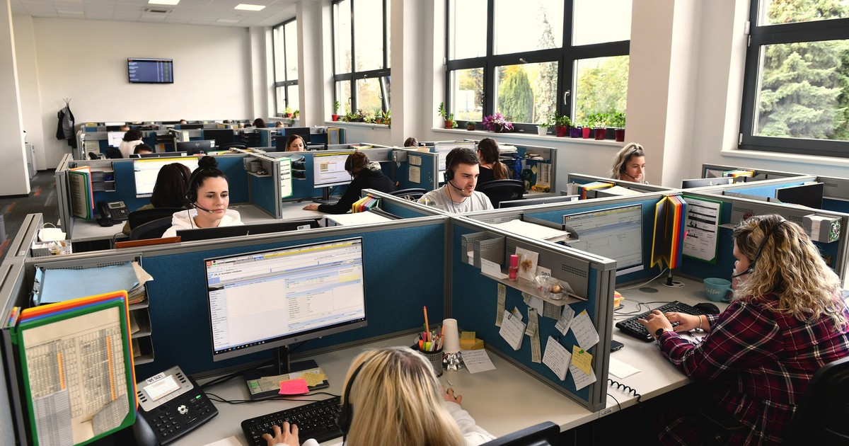 Call centra a zákaznická centra ČEZ pod náporem: kvůli úspornému tarifu a zastropování cen ...